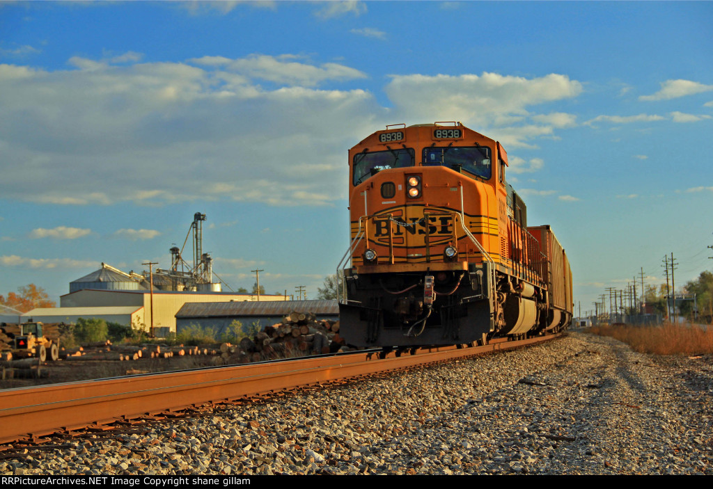 BNSF 8938 runs dpu on a coal load.